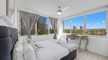 Apartamento Superior, vista para o oceano | Secretária adequada para computadores portáteis, ferro/tábua de engomar