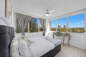 Apartamento Superior, vista para o oceano | Secretária adequada para computadores portáteis, ferro/tábua de engomar 