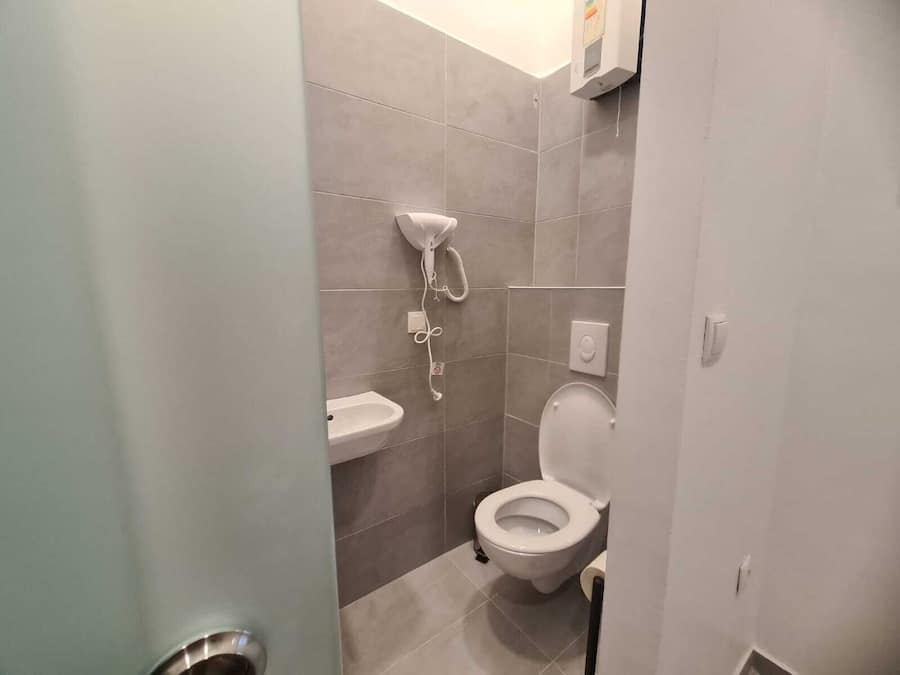 Apartamento básico | Banheiro | Chuveiro, produtos de toalete grátis, secador de cabelo