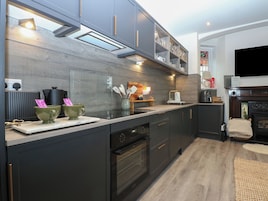 Um frigorífico, um micro-ondas, uma máquina de lavar louça
