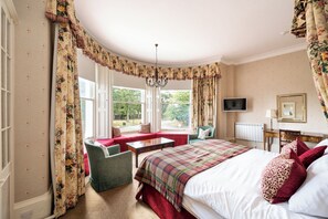 Quarto casal luxo, vista para o jardim | Ferros/tábuas de passar roupa, Wi-Fi de cortesia