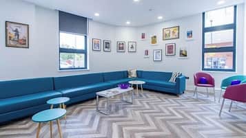 Área de estar no saguão