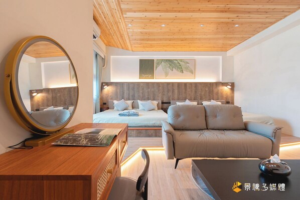 Quarto Quádruplo Panorâmico, varanda, vista para a montanha | Secretária, secretária adequada para computadores portáteis 