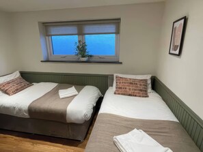 2 quartos, com decoração personalizada, com mobília individualizada 