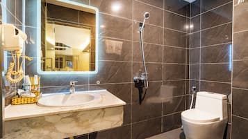 Quarto Duplo de Luxo | Casa de banho | Um polibã, artigos de higiene pessoal grátis, um bidé