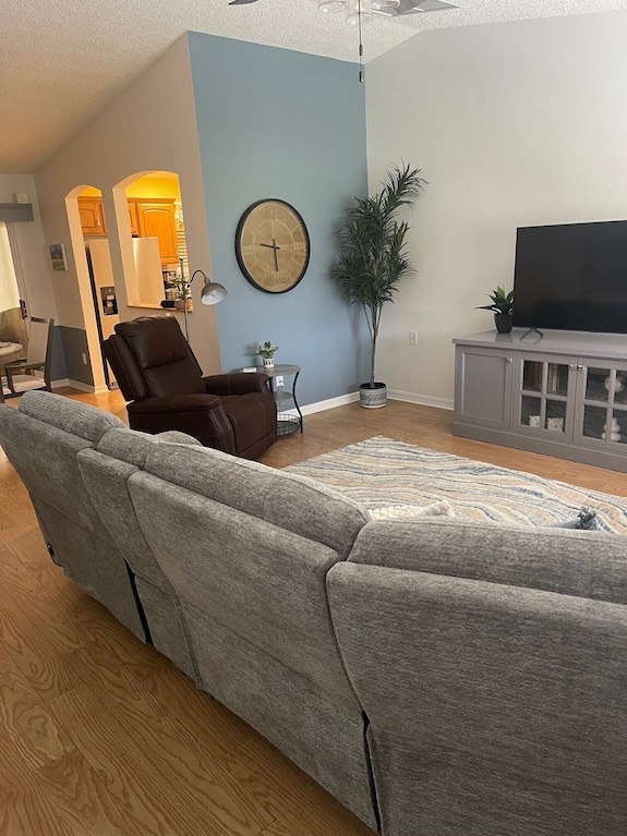 Newly Renovated 2br/2ba + Golf Cart, Wifi & Streaming! - Lake Weir, FL