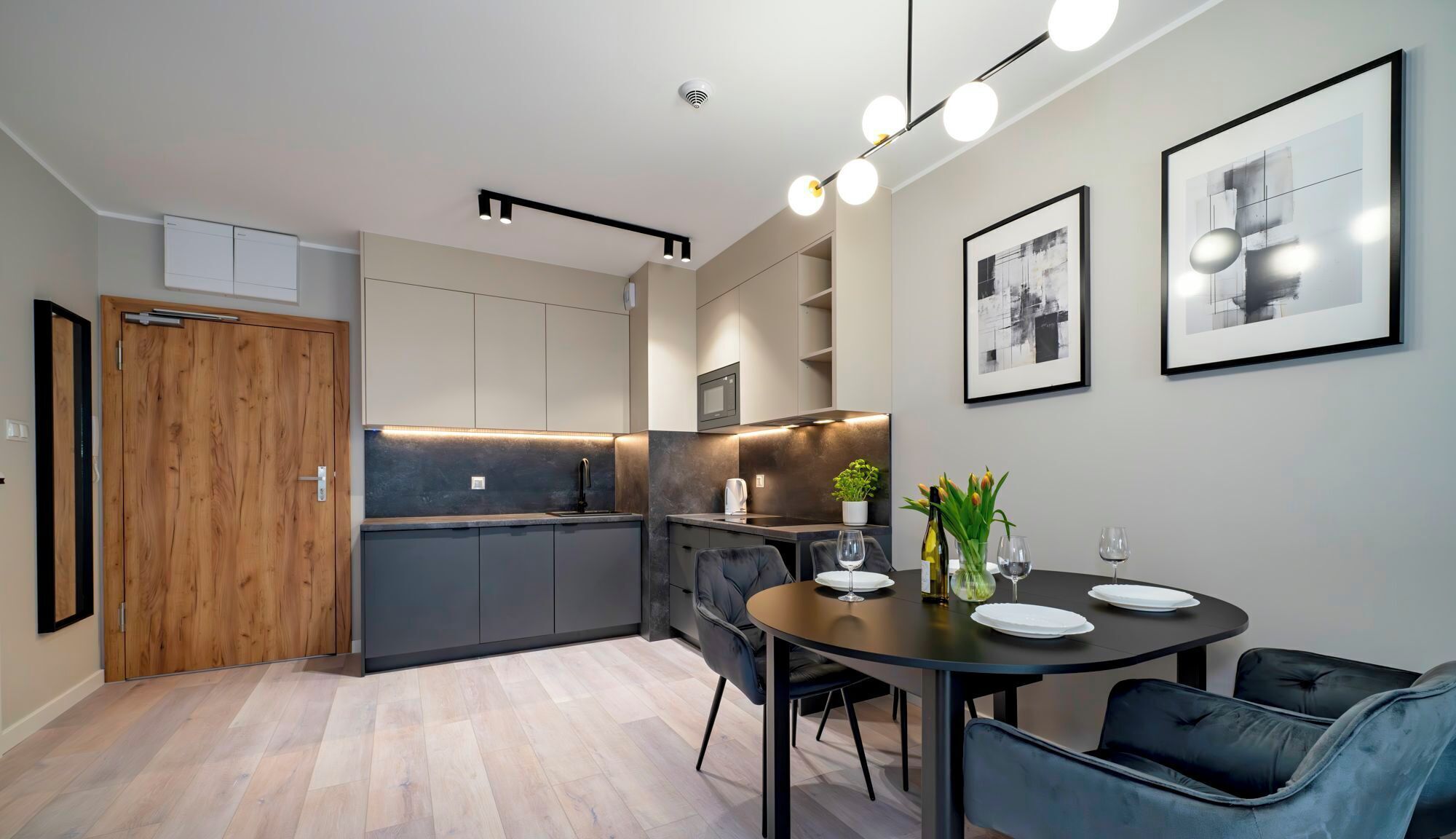 Apartamento Clássico (Kasprowicza 224) | Cozinha privada | Um frigorífico, um micro-ondas, uma placa de cozinha 