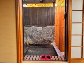 Quarto quádruplo em estilo japonês, não fumadores | Casa de banho | Um polibã e uma banheira separados, artigos de higiene pessoal grátis 