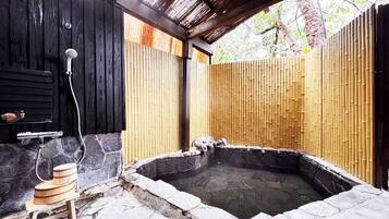 Quarto em estilo japonês, para não fumantes | Banheiro | Banheira e chuveiro separados, produtos de toalete grátis