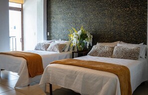Escrivaninha, quartos à prova de som, Wi-Fi de cortesia, roupa de cama
