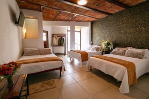 Escrivaninha, quartos à prova de som, Wi-Fi de cortesia, roupa de cama