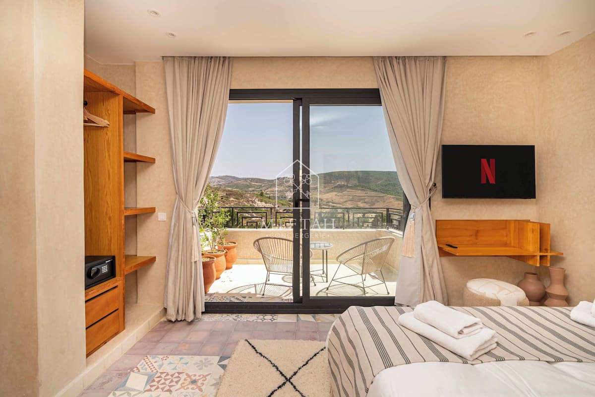 Quarto casal clássico | Cofres nos quartos, espaço de trabalho para notebook, cortinas blackout