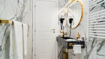 Um polibã, artigos de higiene pessoal grátis, um secador de cabelo