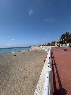Perto da praia, praia de areia branca, espreguiçadeiras 