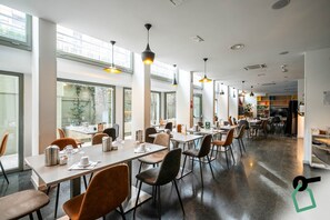 Pequeno-almoço tipo buffet diário (17 EUR por pessoa)