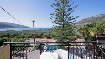 Quarto Triplo, varanda, vista para o mar | Secretária, secretária adequada para computadores portáteis