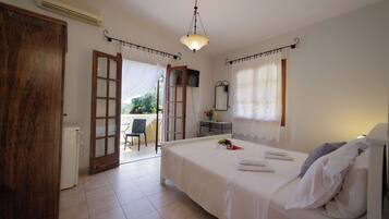 Quarto Duplo, varanda, vista para a montanha | Secretária, secretária adequada para computadores portáteis