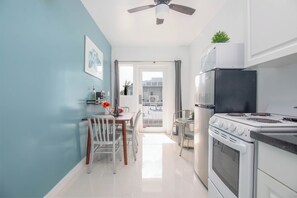 Apartamento superior | Cozinha privada | Geladeira grande, micro-ondas, fogão, torradeira