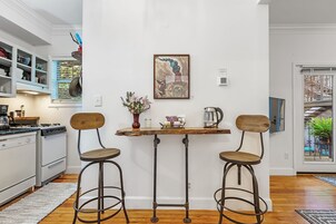 New Orleans Luxury Suite, 1 King Bed, Pets Allowed, Courtyard View | Cozinha privada | Micro-ondas, cafeteira/chaleira, chaleira elétrica, cadeirão de bebê