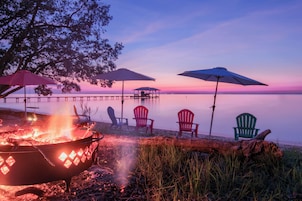 Uma praia privada, espreguiçadeiras, guarda-sóis de praia