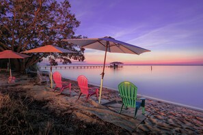 Praia particular, espreguiçadeiras, guarda-sóis, toalhas de praia 
