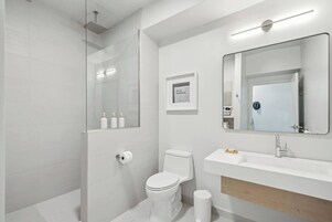 Deluxe King Suite | Casa de banho | Um polibã, artigos de higiene pessoal grátis, um secador de cabelo 