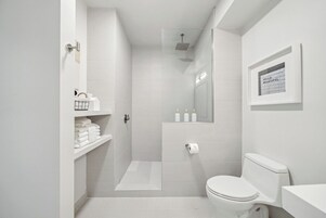 Estúdio Standard, 1 cama king-size | Casa de banho | Um polibã, artigos de higiene pessoal grátis, um secador de cabelo