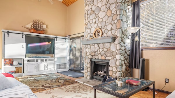 Peaceful Mountain Cabin W/ Decks & Private Beach Access Pine Haven By Avantstay - Hesperia, CA