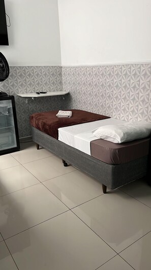 Quarto Triplo Clássico | Secretária adequada para computadores portáteis, Wi-fi grátis 