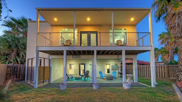 Modern Coastal Home W/ Balcony, Views, Firepit & Prime Port A Location Casa Blanca By Avantstay - Port Aransas, TX