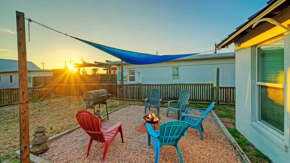 Walk To Alister St Near Dining, King Suite, W/ Private Yard & Fire Pit Casa Santori By Avantstay - Port Aransas, TX