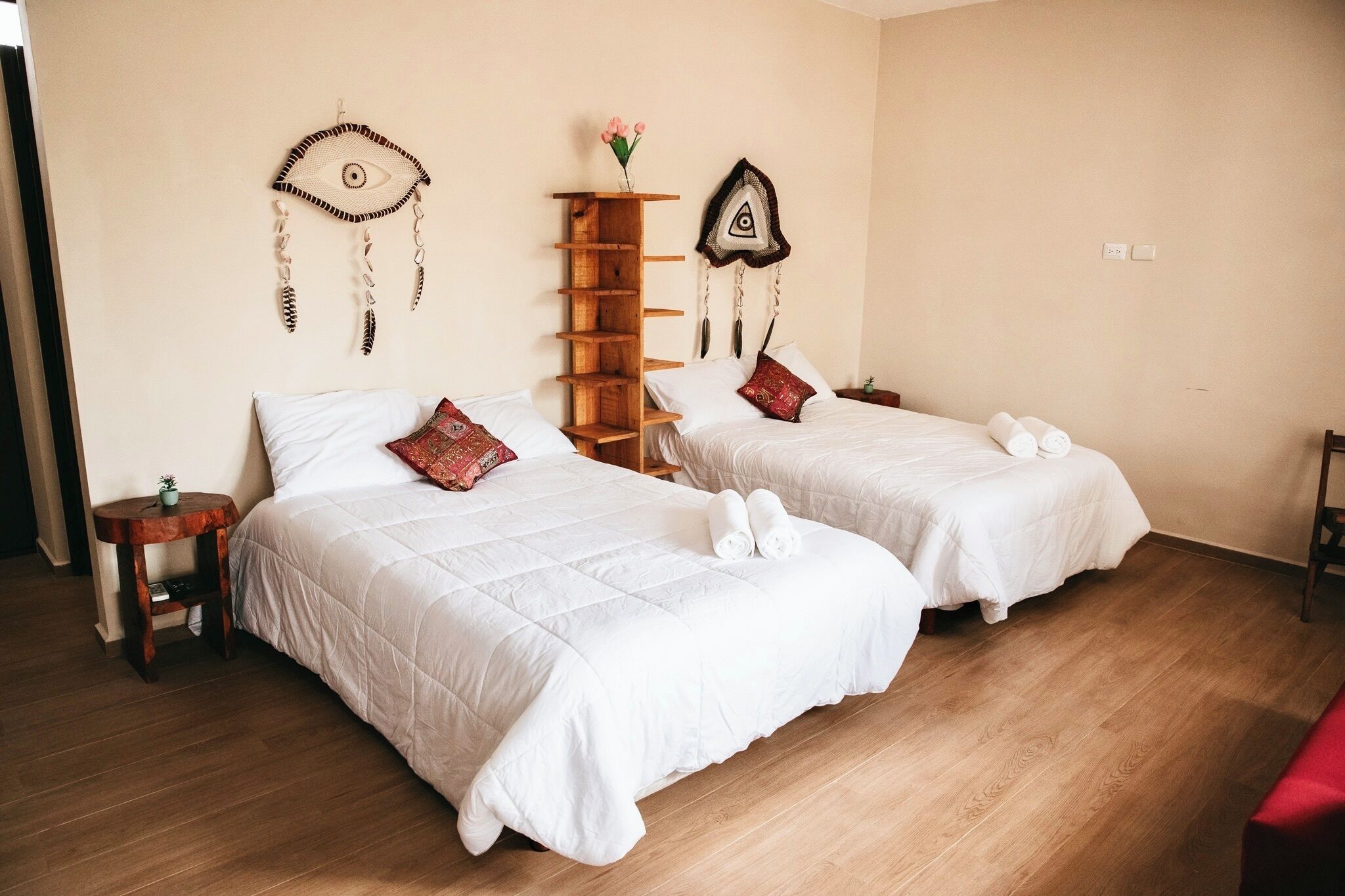 Quarto quádruplo luxo, vista para a piscina | Frigobar, cofres nos quartos, Wi-Fi de cortesia, roupa de cama