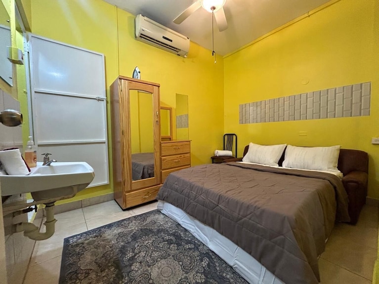 Cozy One-bedroom Near Ariapita Ave Comfort, Convenience, And City Vibes! - 西班牙港