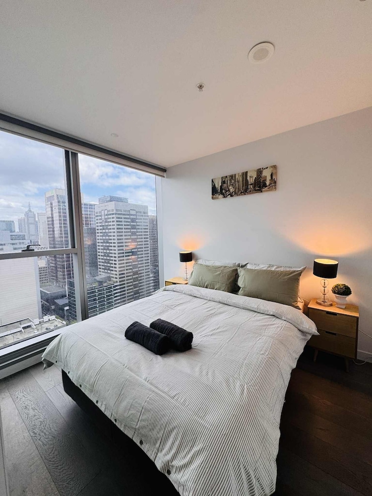 Modern CBD Apartment | Pool, Gym & Laneway Dining - Melbourne | Stayz
