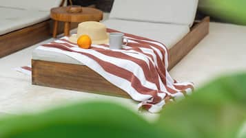 Piscina exterior, espreguiçadeiras