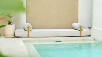 Piscina exterior, espreguiçadeiras