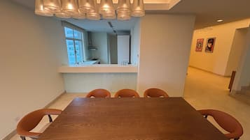 Quarto exclusivo | Cozinha privada | Micro-ondas, cooktop, chaleira elétrica