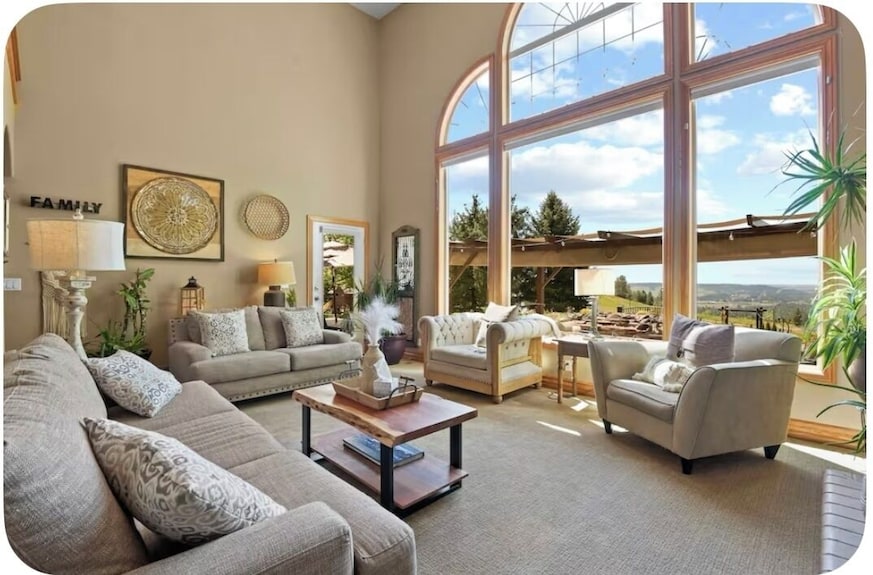 Incredible 5-bedroom Greenbluff View Estate & Resort W/hot Tub, Pickleball, Pool - Mount Spokane State Park, Mead