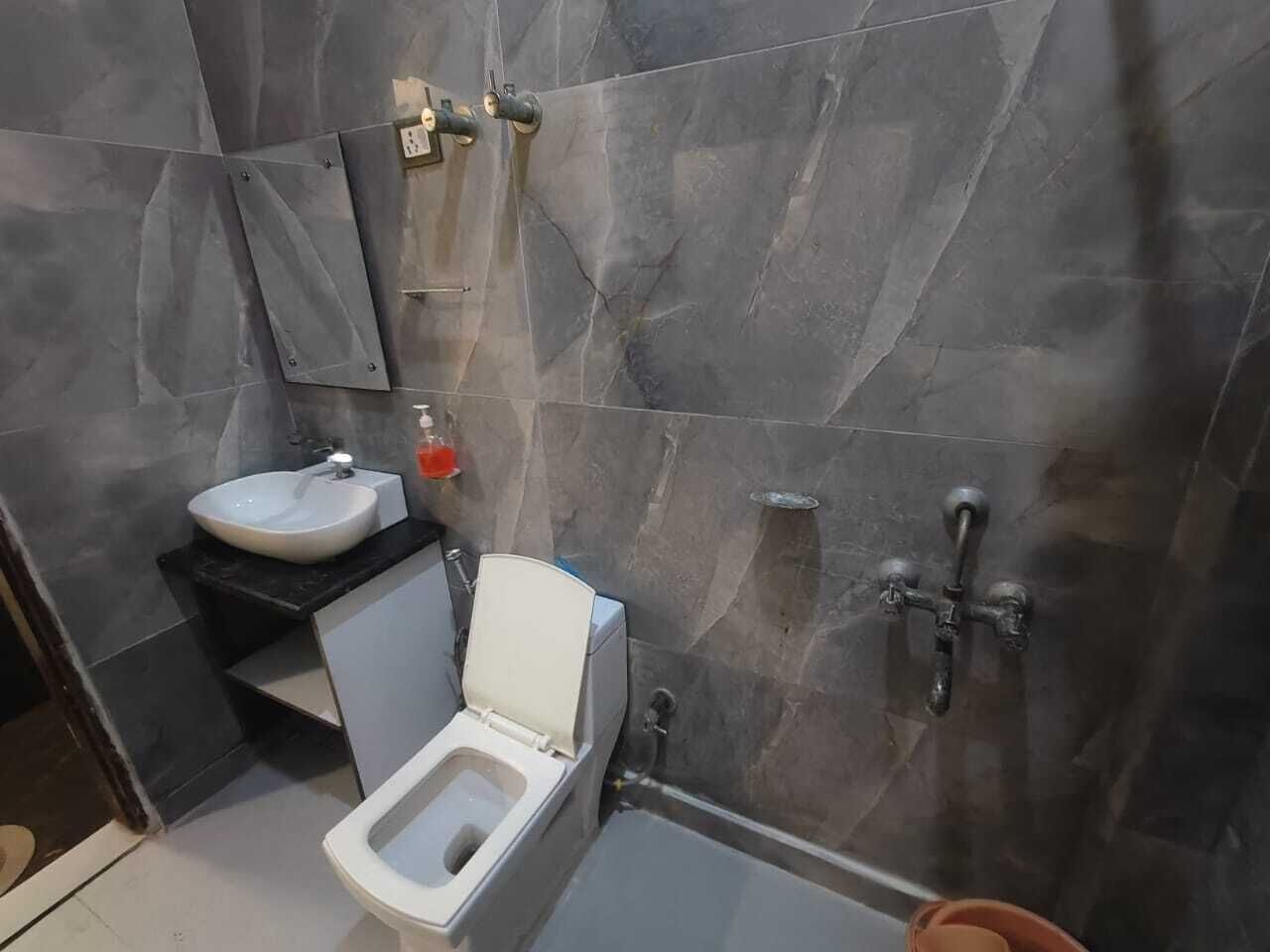 Quarto luxo | Banheiro | Chuveiro, chinelos, toalhas de banho, sabonete