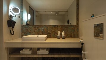 Quarto standard | Banheiro | Produtos de toalete grátis, secador de cabelo, toalhas de banho 