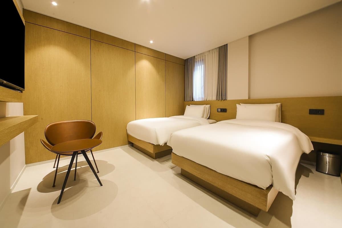 Single Twin | Cofres nos quartos, cortinas blackout, quartos à prova de som