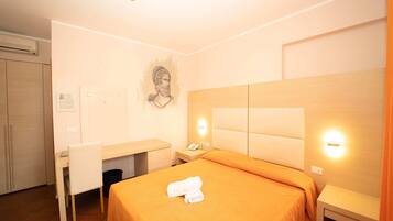 Quarto Duplo | Minibar, Wi-fi grátis, roupa de cama fornecida