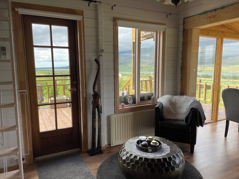 Peaceful 1-bedroom Cottage In Hvalfjarðarsveit By The Lake - Iceland