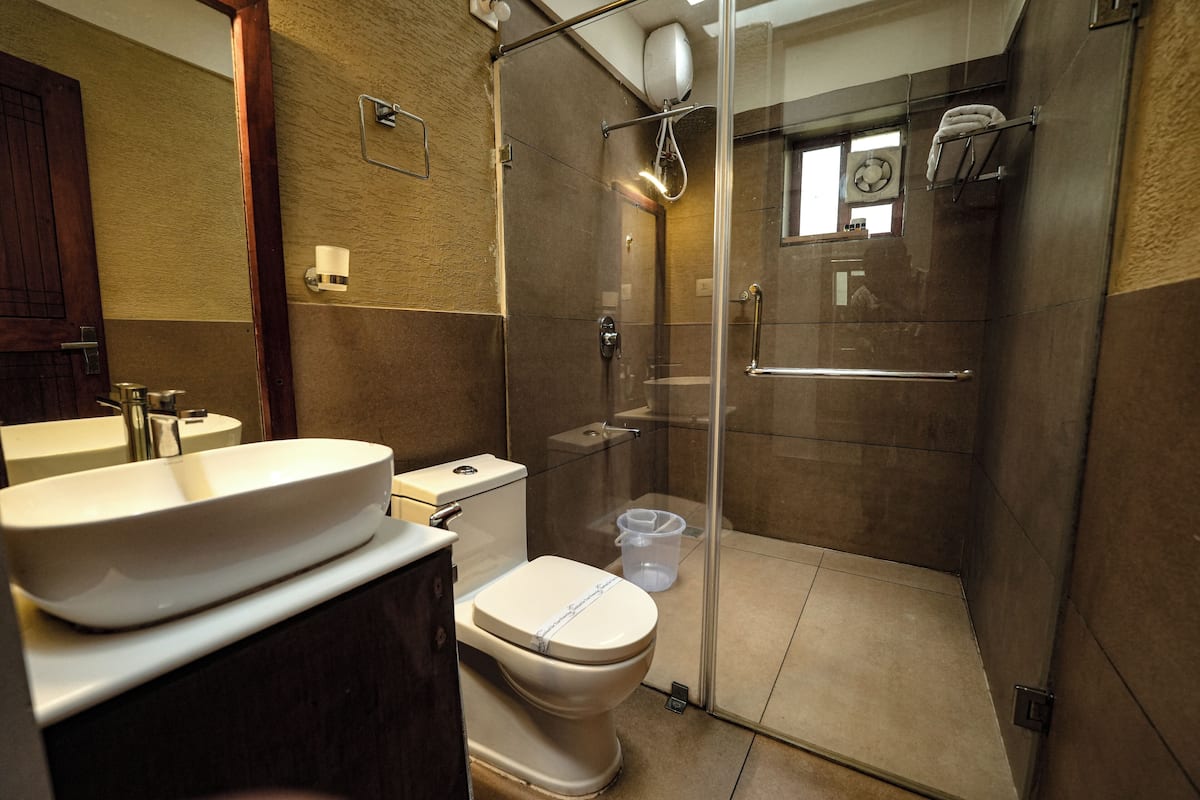 Um polibã, artigos de higiene pessoal grátis, toalhas fornecidas, sabão