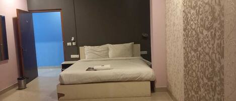 Quarto Standard, varanda, Vista para a cidade | Camas de colchão Select Comfort, secretária