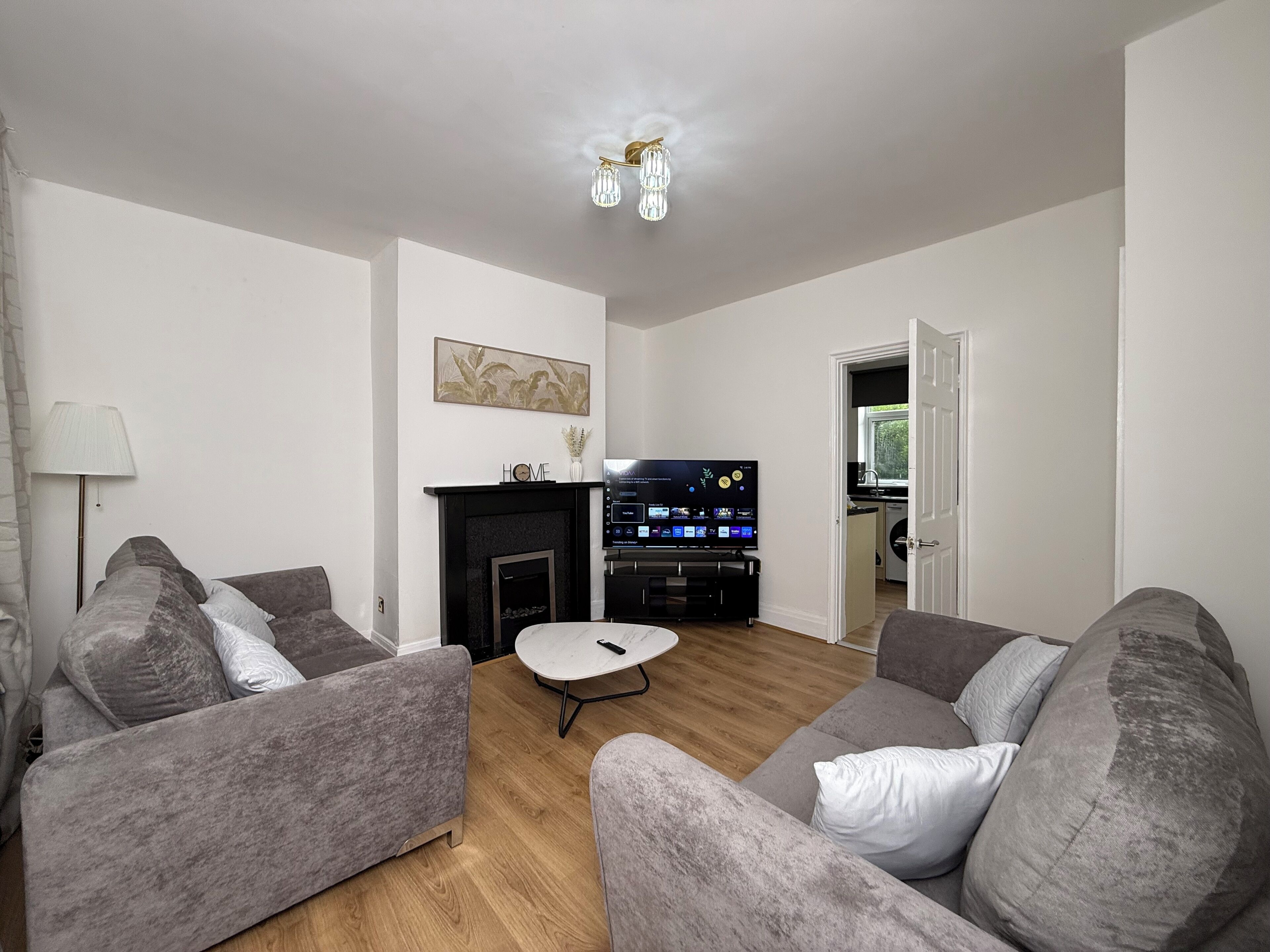 Urban Calm  Spacious 3-bed Home With Free Parking\n Self Check-in - Rotherham