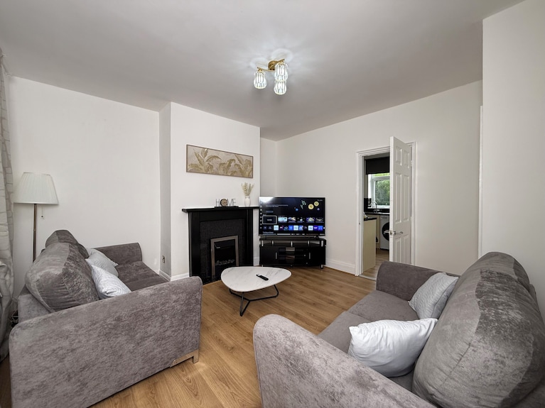 Urban Calm Spacious 3-bed Home With Free Parking\n Self Check-in - Rotherham