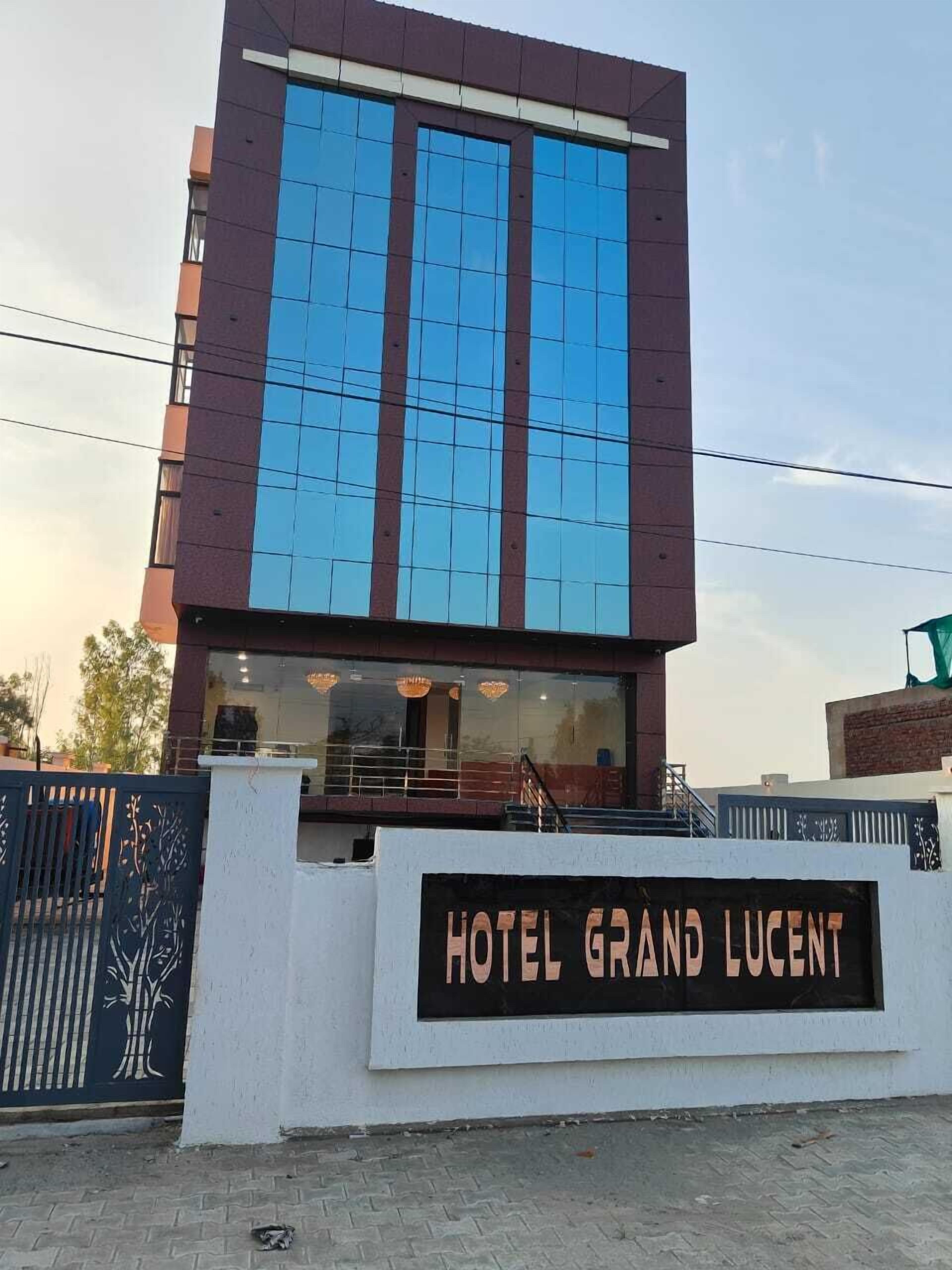Um edifício moderno de hotel com uma placa que diz "HOTEL GRAND LUCent".