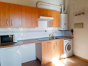 Um frigorífico, um micro-ondas, uma placa de cozinha