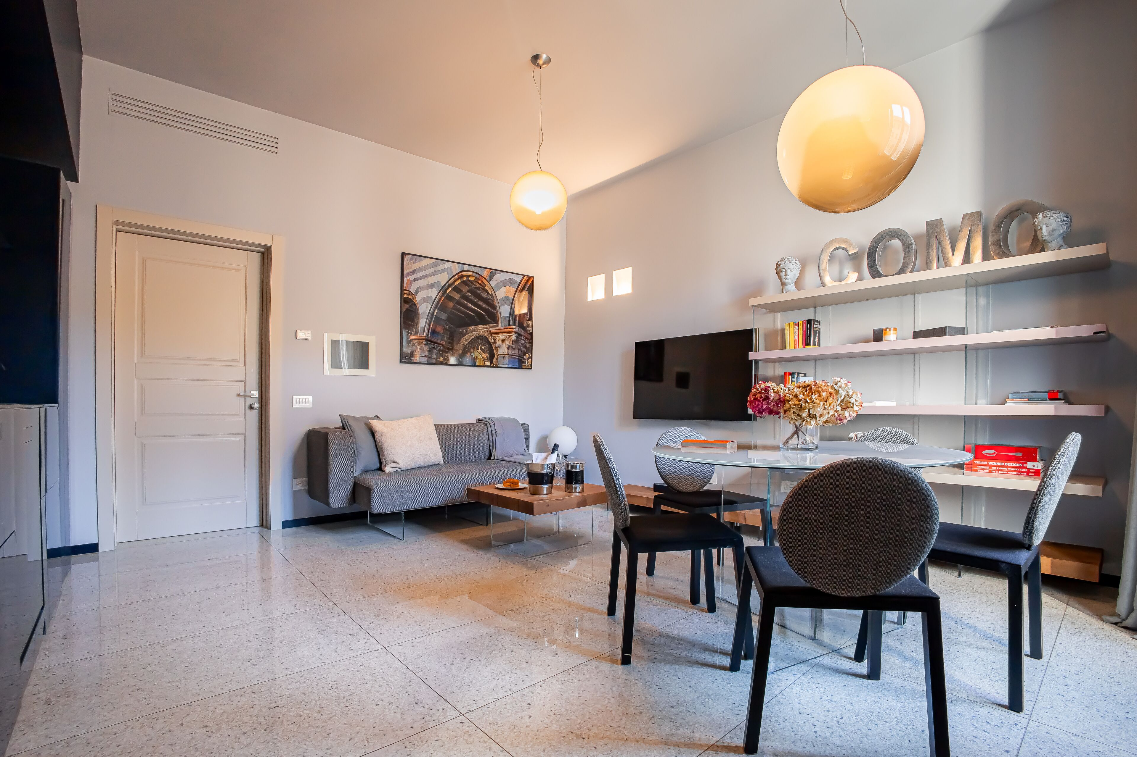 Apartamento, Vista para a cidade | Sala de estar | Televisor de 30 polegadas com canais digitais 